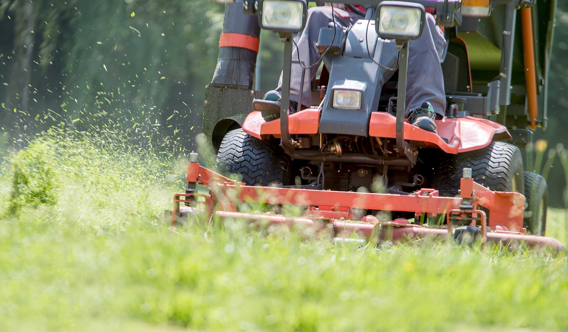 Your Ultimate Guide to Riding Lawn Mowers - Oasis Builders, Inc.